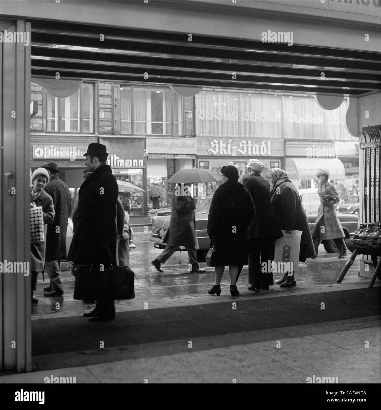 Vienna street scene 1970s hi-res stock photography and images - Alamy