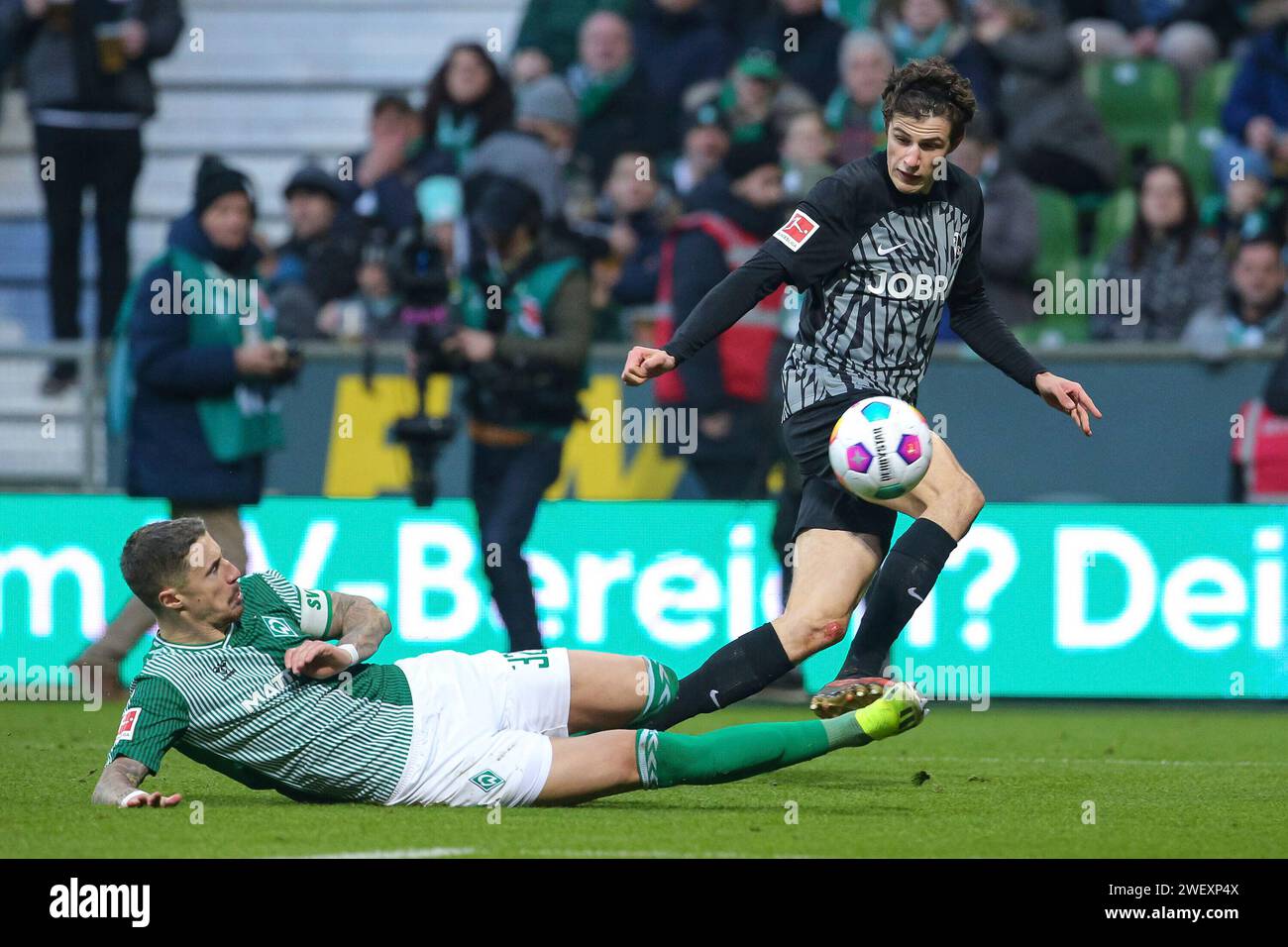 Bremen, Deutschland. 27th Jan, 2024. v.li.: Marco Friedl (SV Werder ...