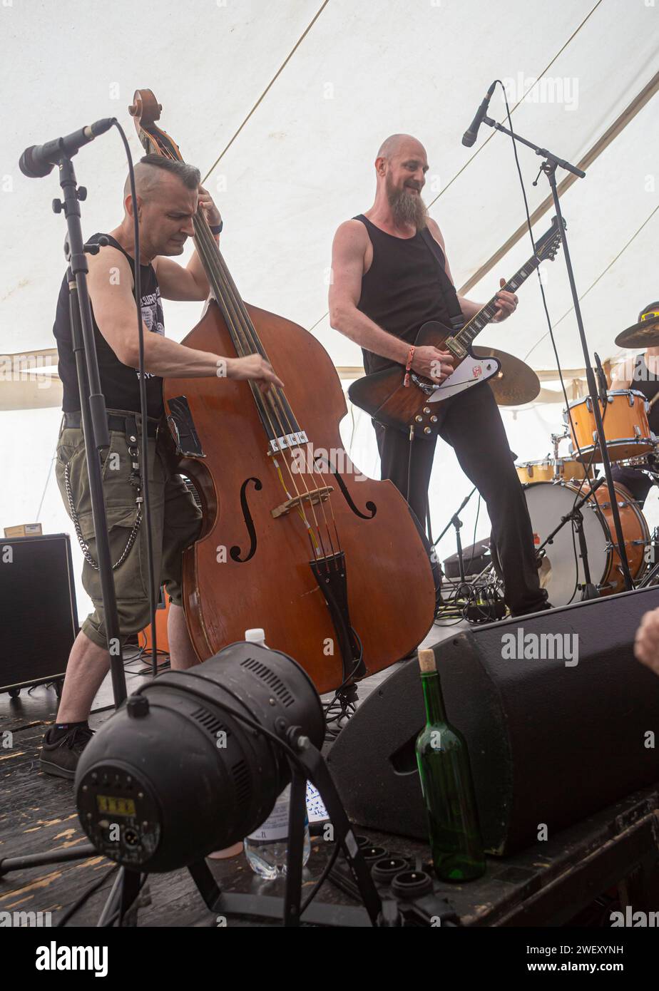 Live acoustic band hi-res stock photography and images - Alamy