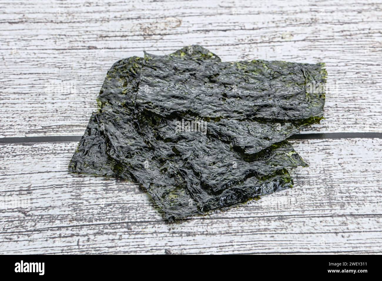 Korean nori seaweed chips heap snack Stock Photo - Alamy