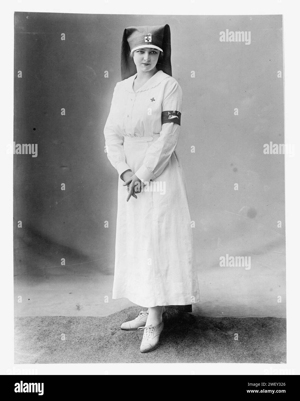 Red cross uniform hi-res stock photography and images - Alamy