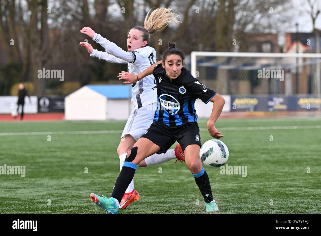 Knokke, Belgium. 27th Jan, 2024. Charlotte Catinus (90) of Charleroi pictured fighting for the ...