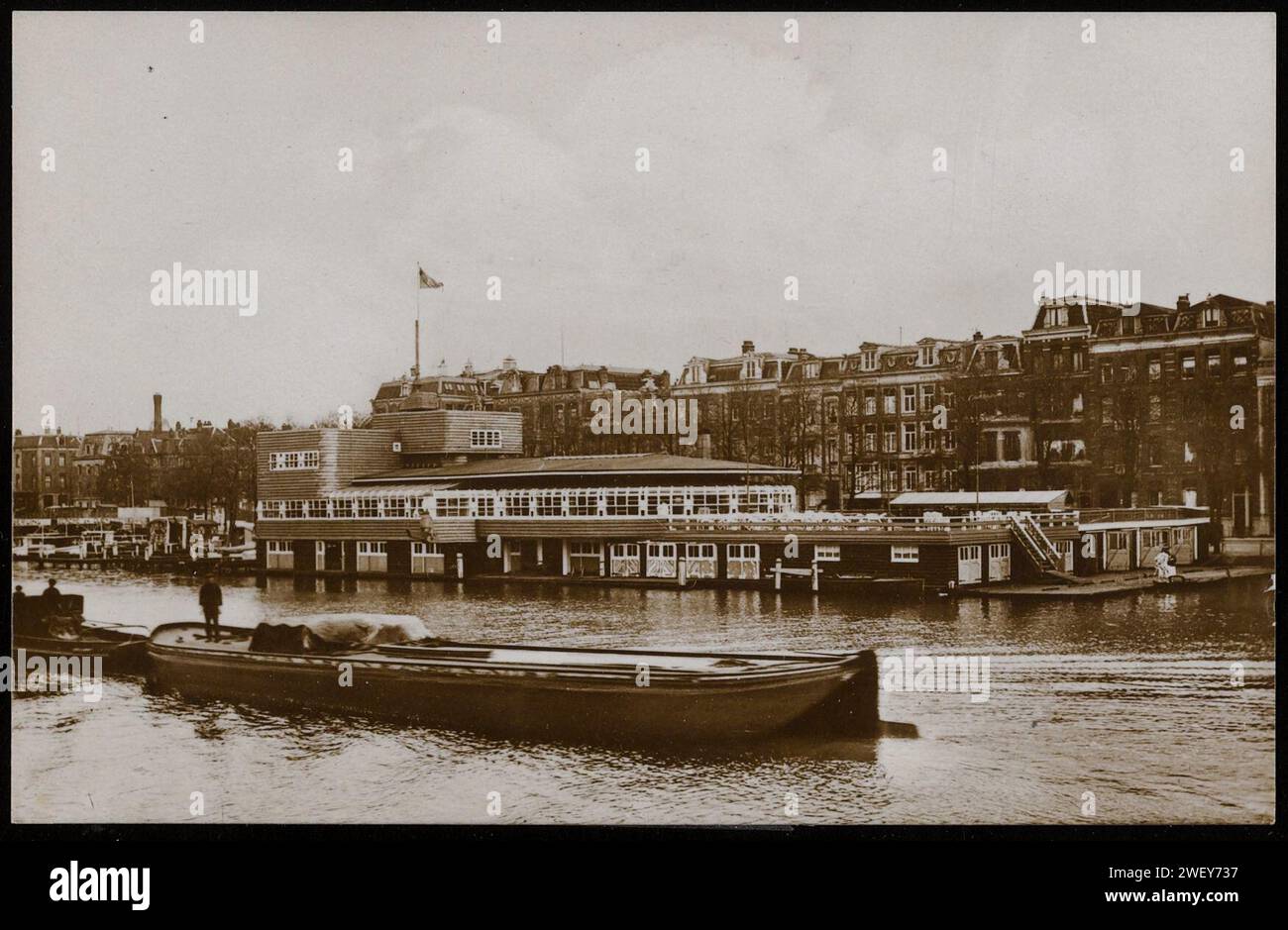 Amstel, Roei- en Zeilvereniging De Hoop met op de voorgrond een ...