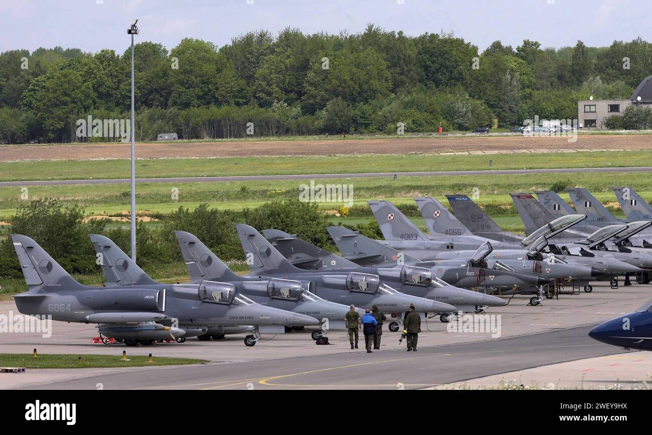 Aufgereihte NATO-Kampfjets Flightline während eines Lehrgangs Tactical ...