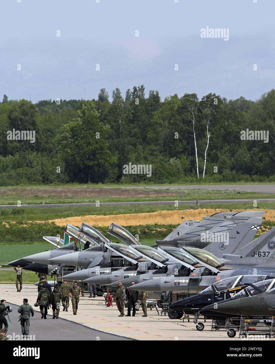 Aufgereihte NATO-Kampfjets Flightline während eines Lehrgangs Tactical ...