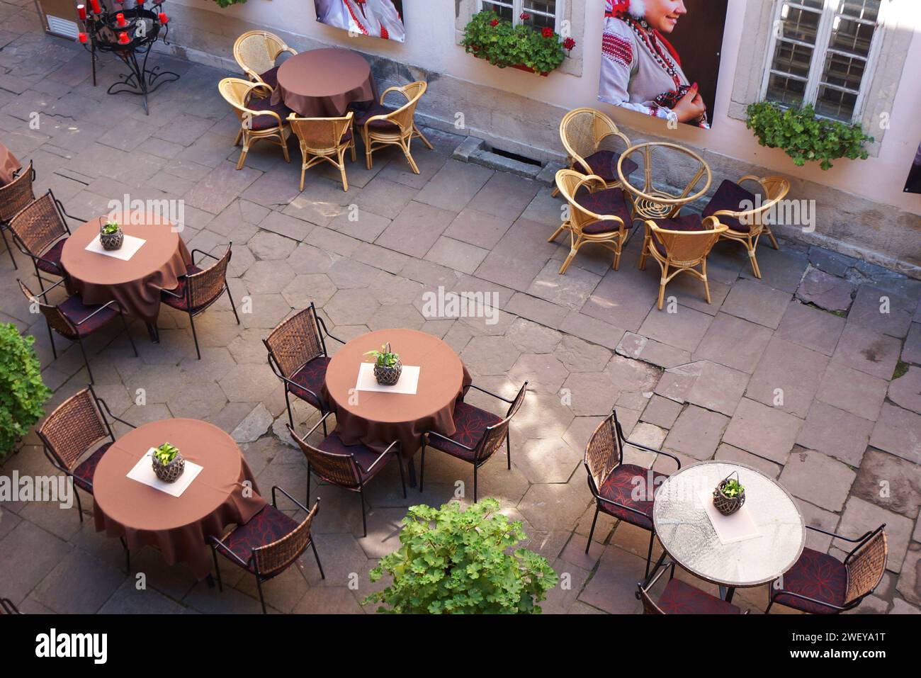 Restaurant stools outside hi-res stock photography and images - Alamy