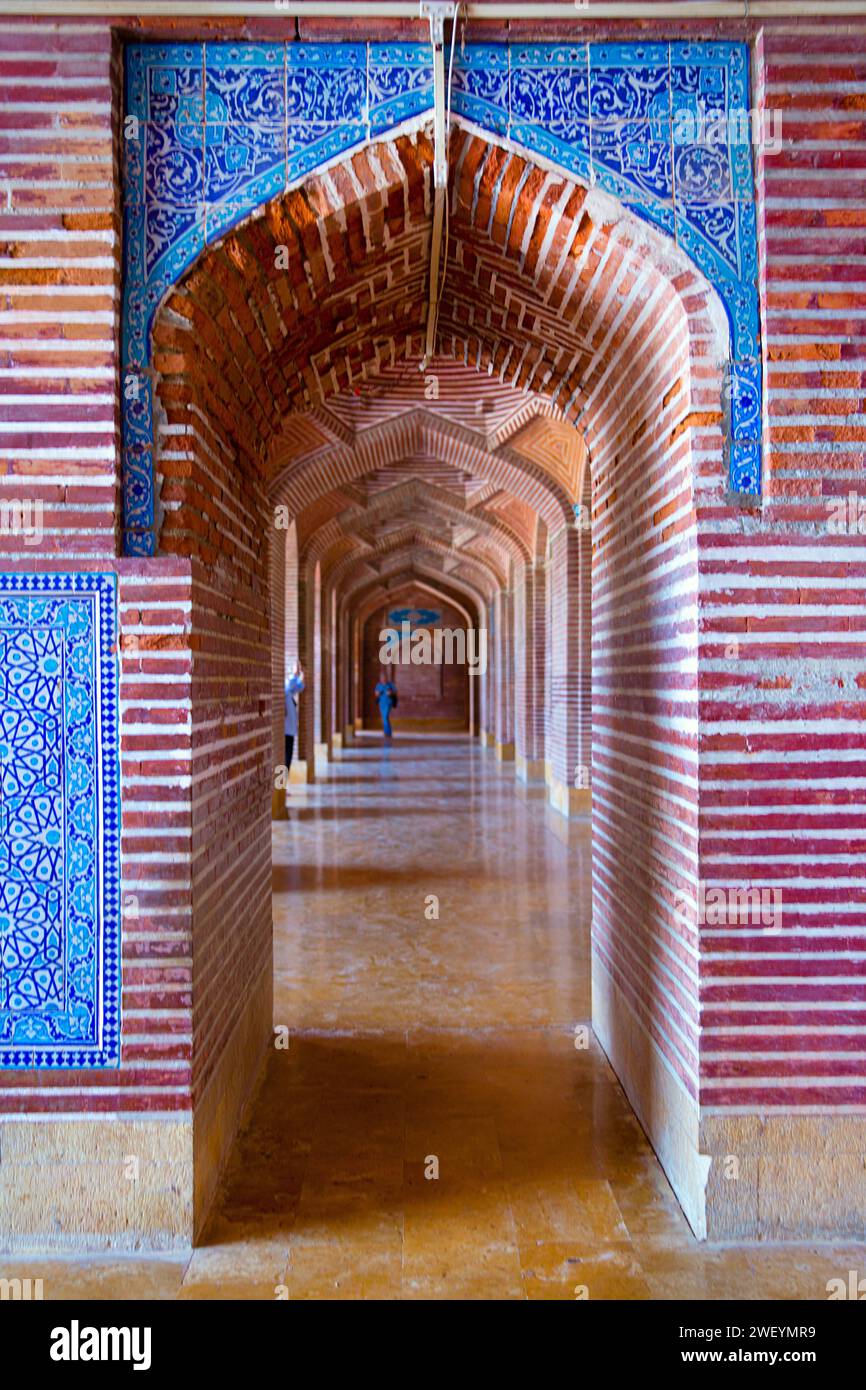 Beautiful arch entryway in Shah Jahan Mosque in Thatta, Pakistan ...
