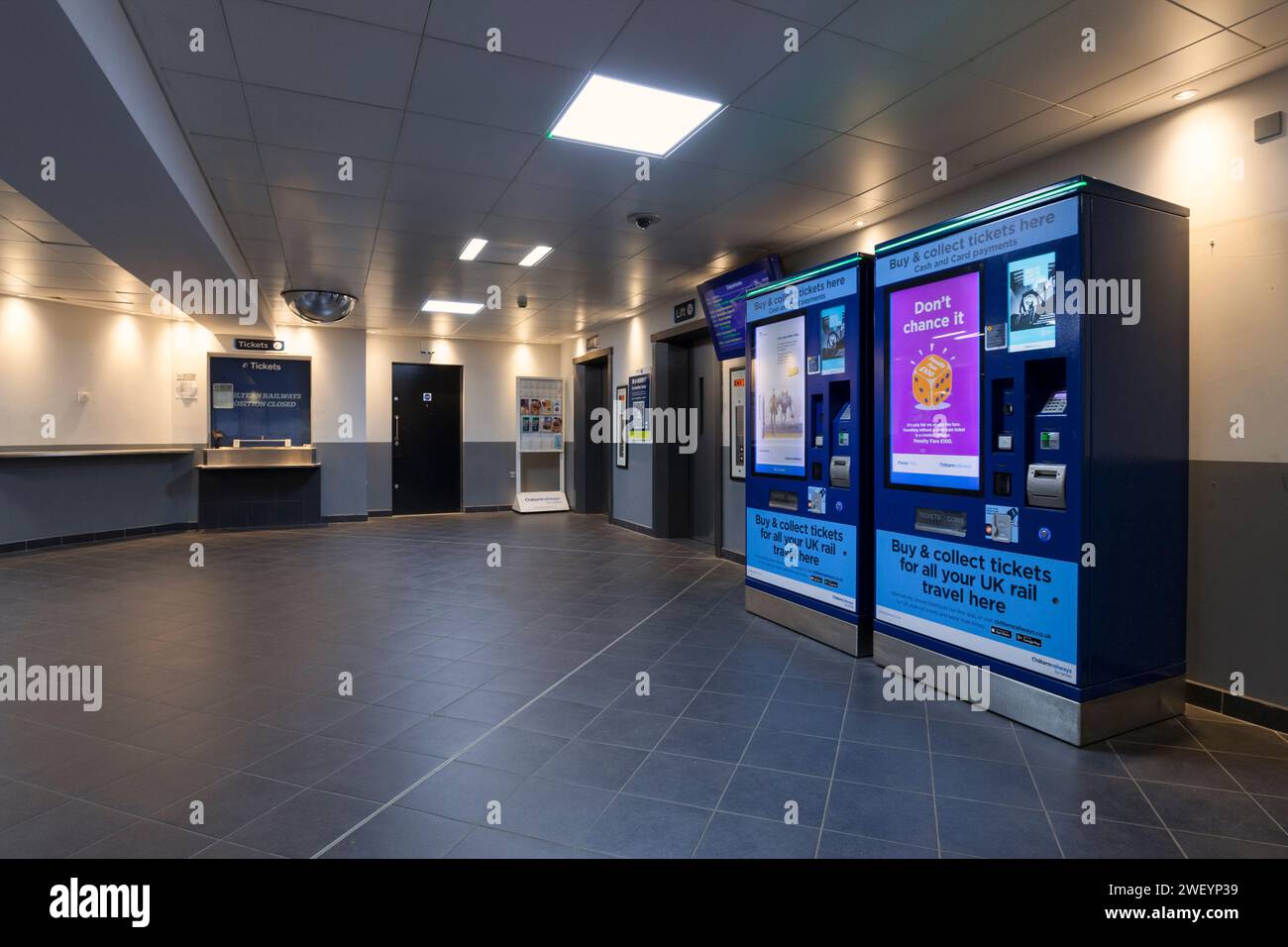 Ticket vending machine hi-res stock photography and images - Alamy