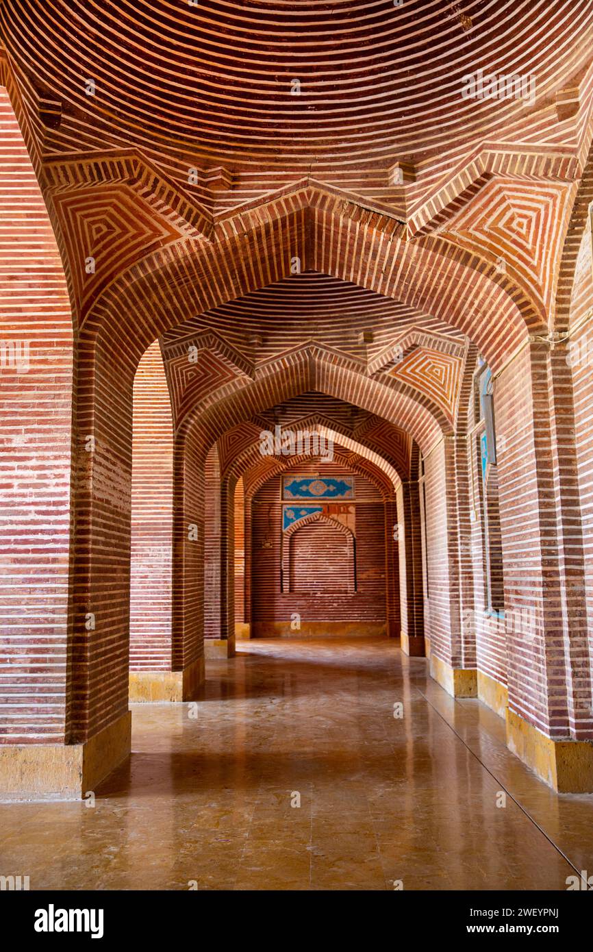 Beautiful ornament on arch entryway in Shah Jahan Mosque in Thatta ...
