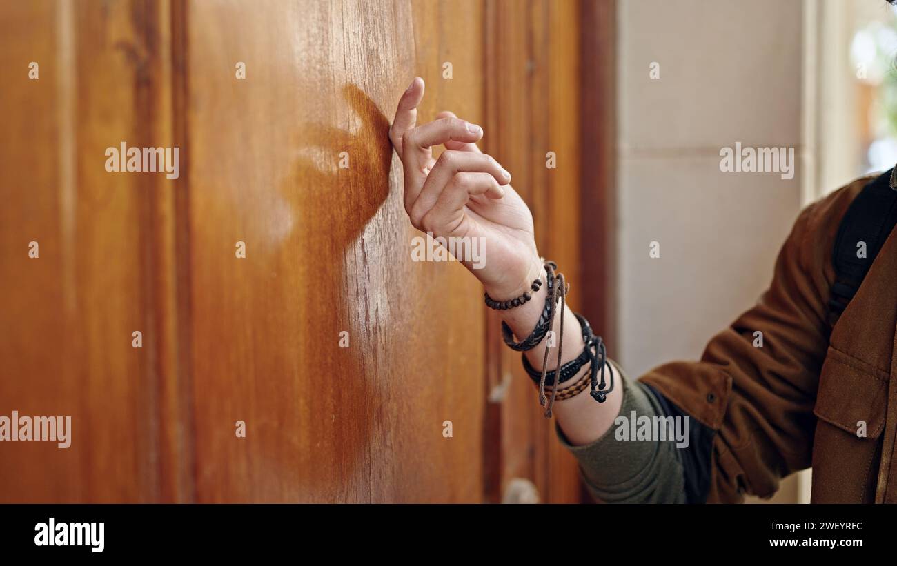Man hand knocking at door hi-res stock photography and images - Alamy