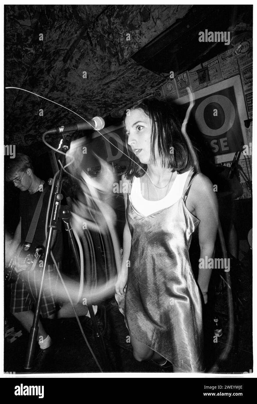 VELOCITY GIRL, CONCERT, 1994: Sarah Shannon singer of the American ...