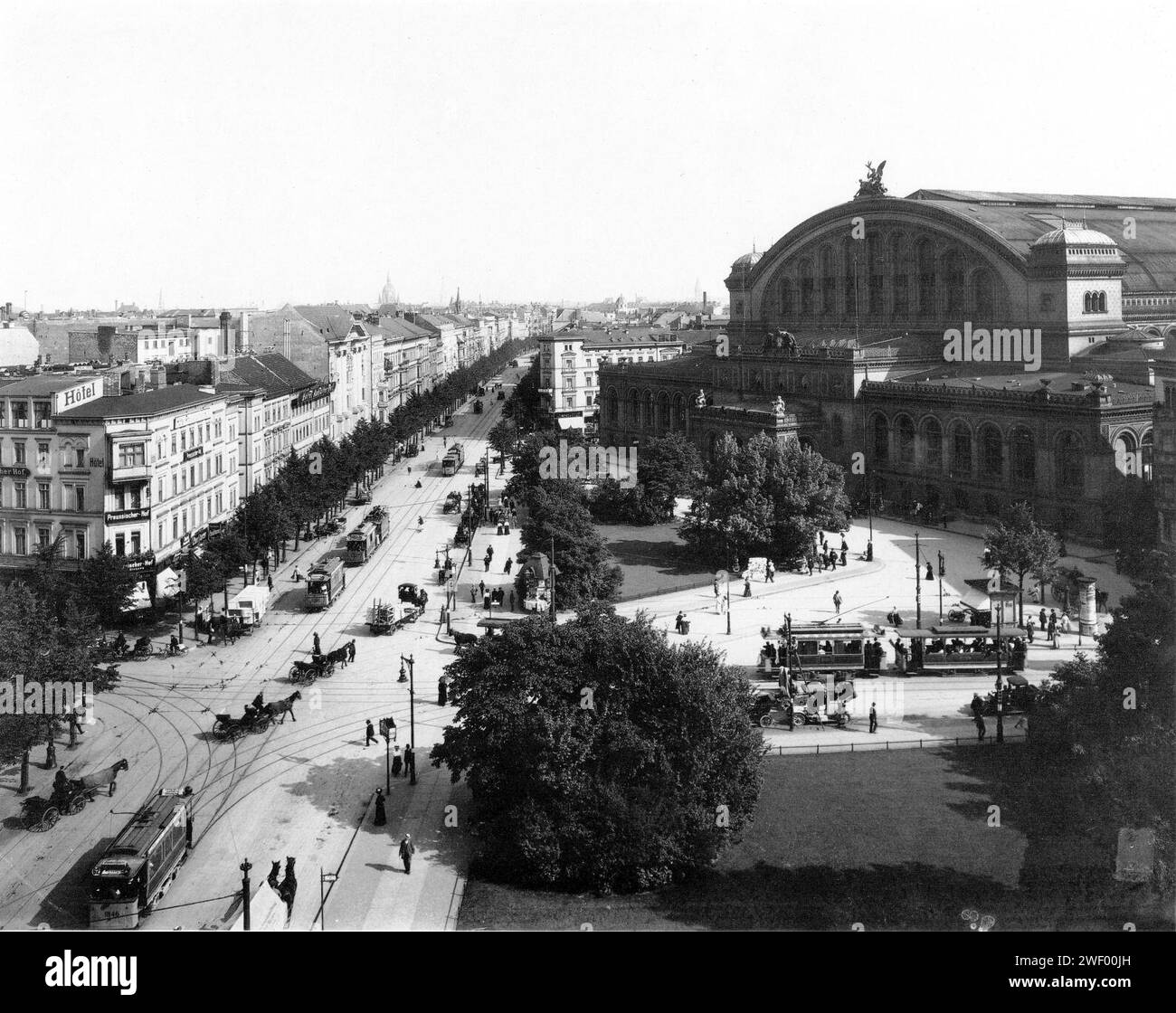 Anhalter Bahnhof und Askanischer Platz Stock Photo - Alamy