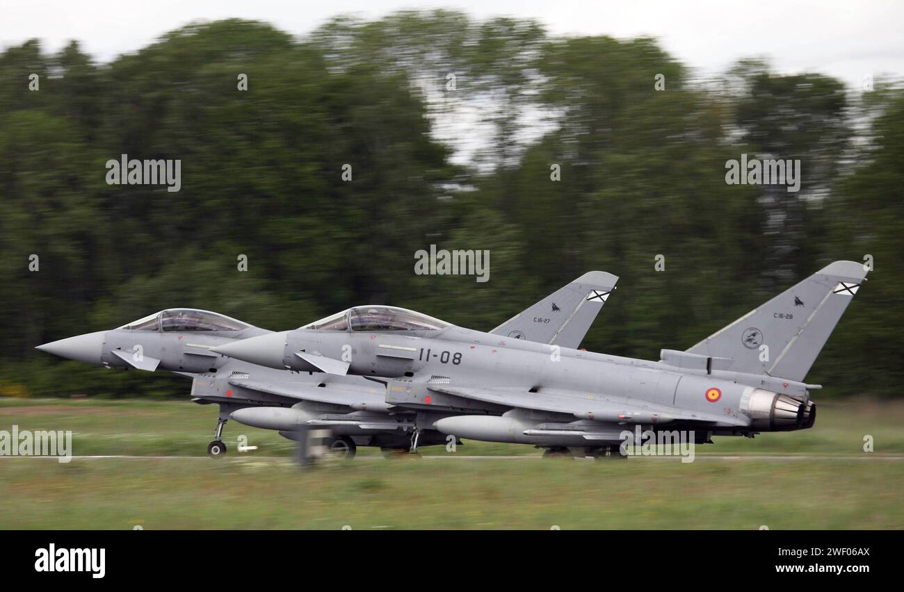 Zwei Kampfflugzeuge vom Typ Eurofighter Typhoon der spanischen ...