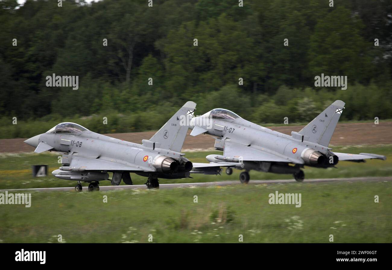 Zwei Kampfflugzeuge vom Typ Eurofighter Typhoon der spanischen ...