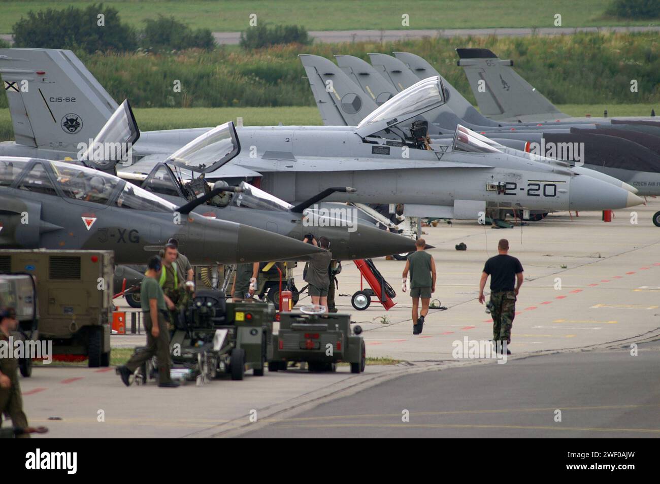 Aufgereihte NATO-Kampfjets Flightline während eines Lehrgangs für NATO ...