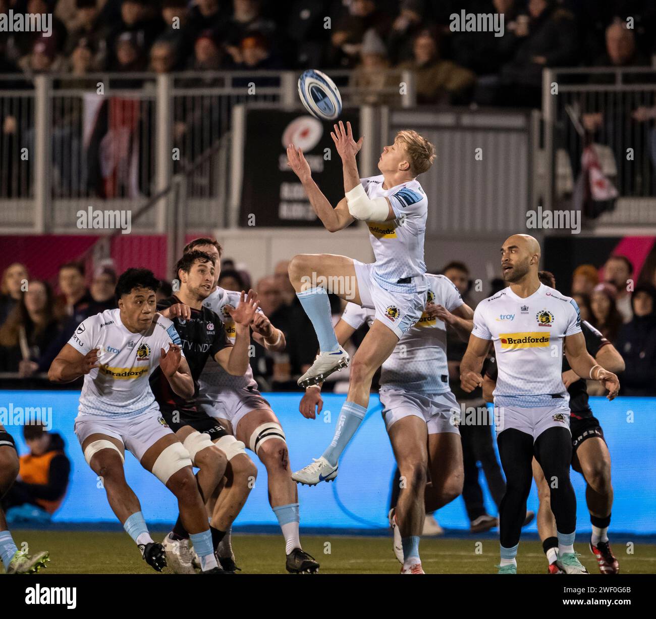 London, UK. 26th Jan 2024. Exeter Tigers Josh Hodge leaps for the ball ...