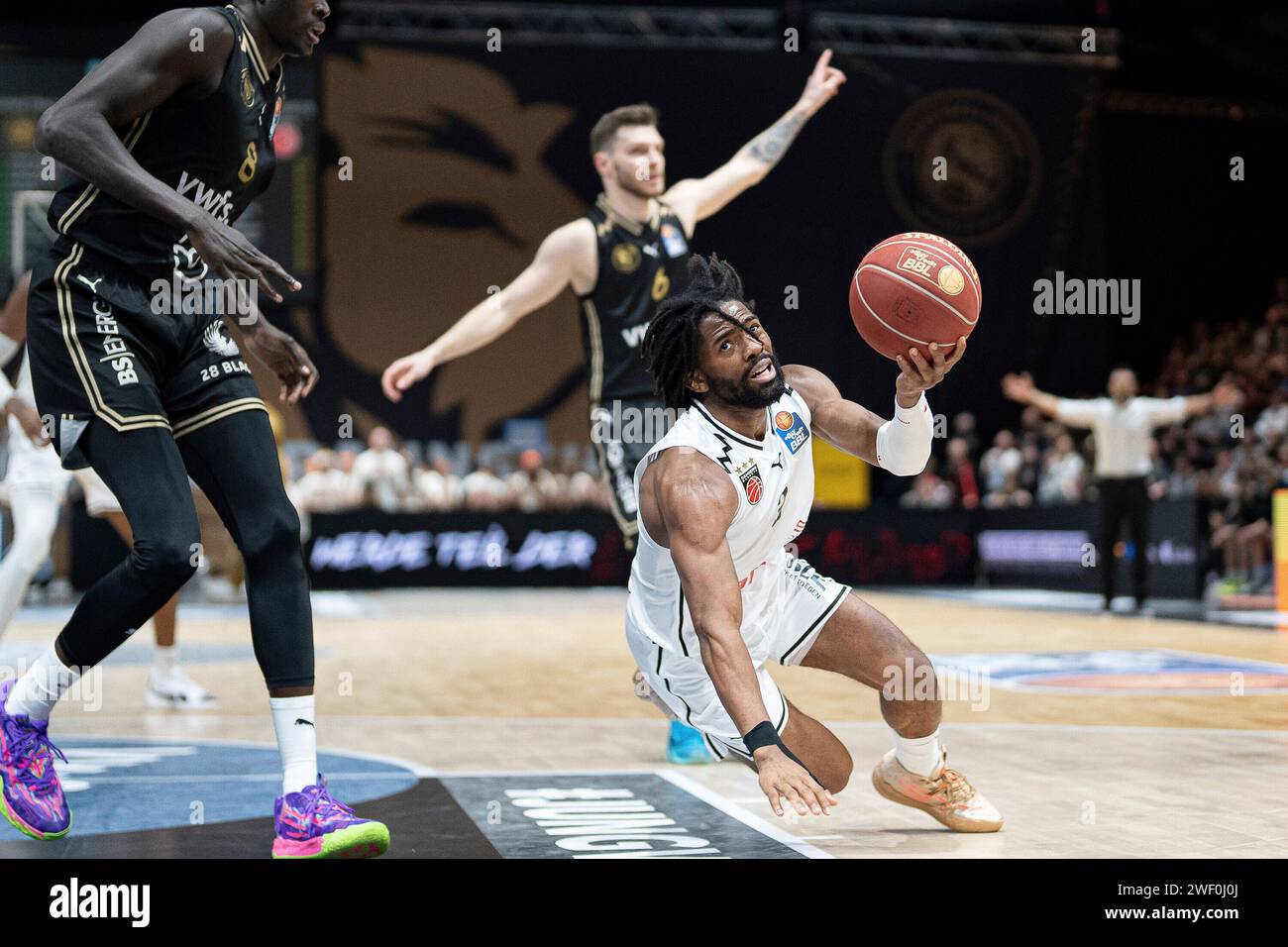Braunschweig, Deutschland. 27th Jan, 2024. Malik Johnson (Nr. 3 Bamberg ...