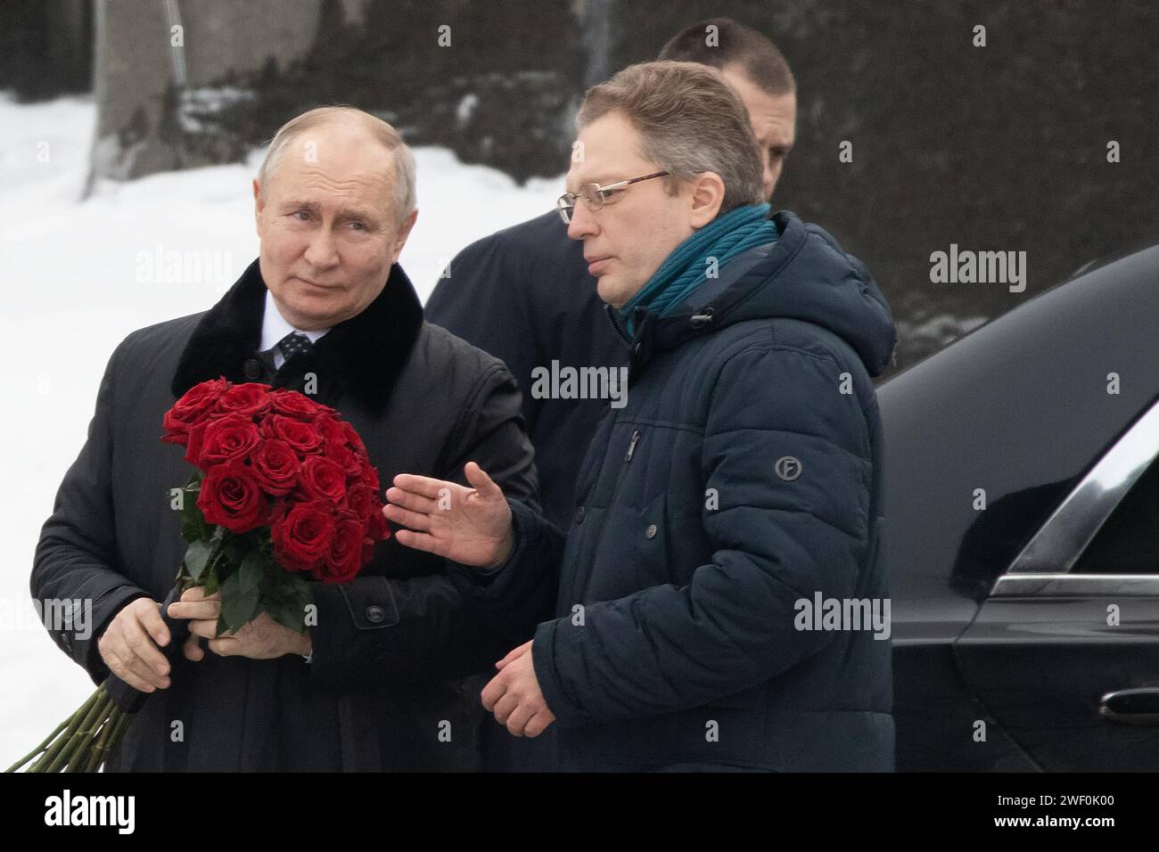 President vladimir putin laying flowers hi-res stock photography and ...