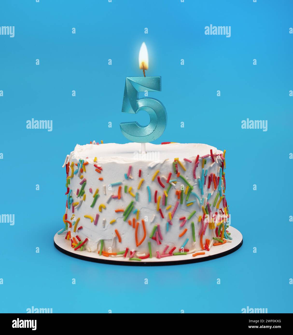 5 shaped candle light on happy birthday cake on blue Stock Photo - Alamy