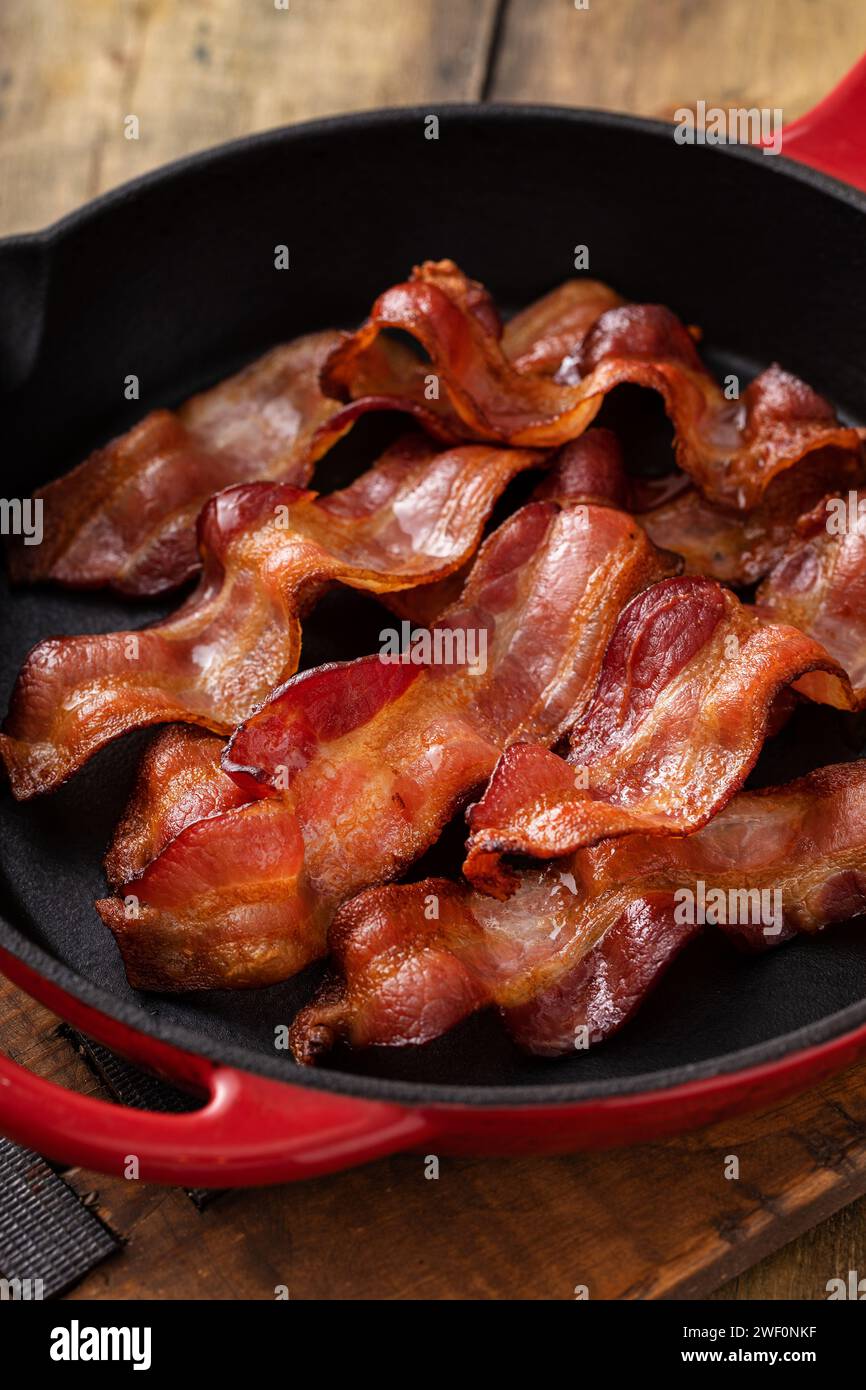 Crispy bacon in a cast iron skillet cooked and ready to eat Stock Photo ...
