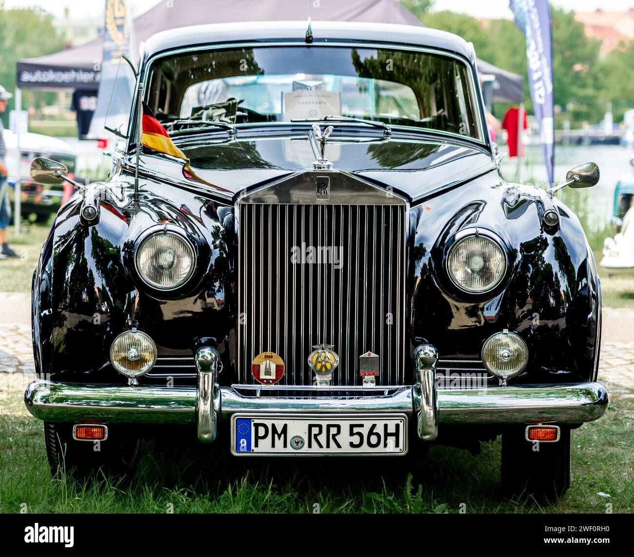 Old luxury silver car hi-res stock photography and images - Alamy