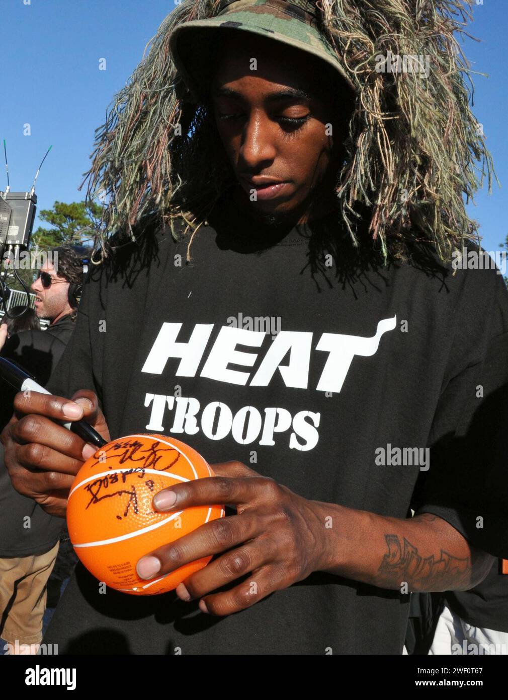 Anthony Mason in sniper garb signs basketball Stock Photo - Alamy