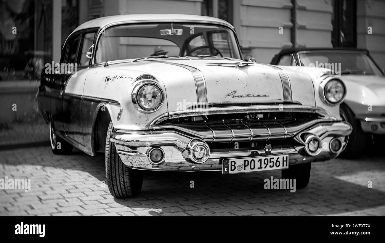 1956 pontiac chieftain hi-res stock photography and images - Alamy
