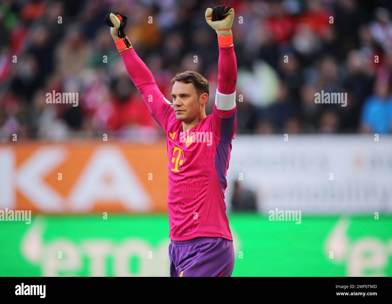 Manuel neuer fc bayern münchen reisst beide arme nach oben hi-res stock ...