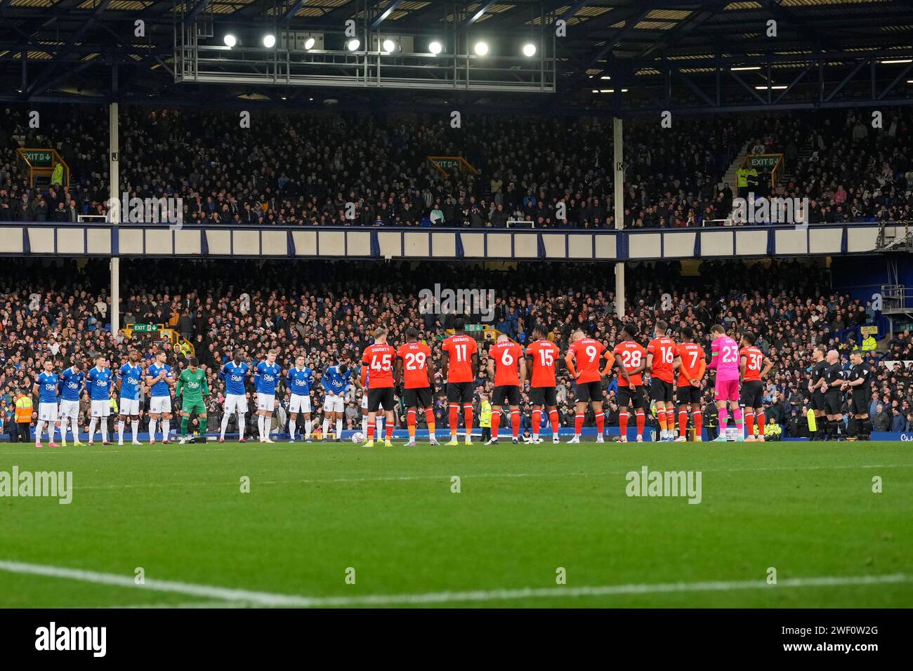 Both teams pay tribute with a minutes applause for former Everton ...