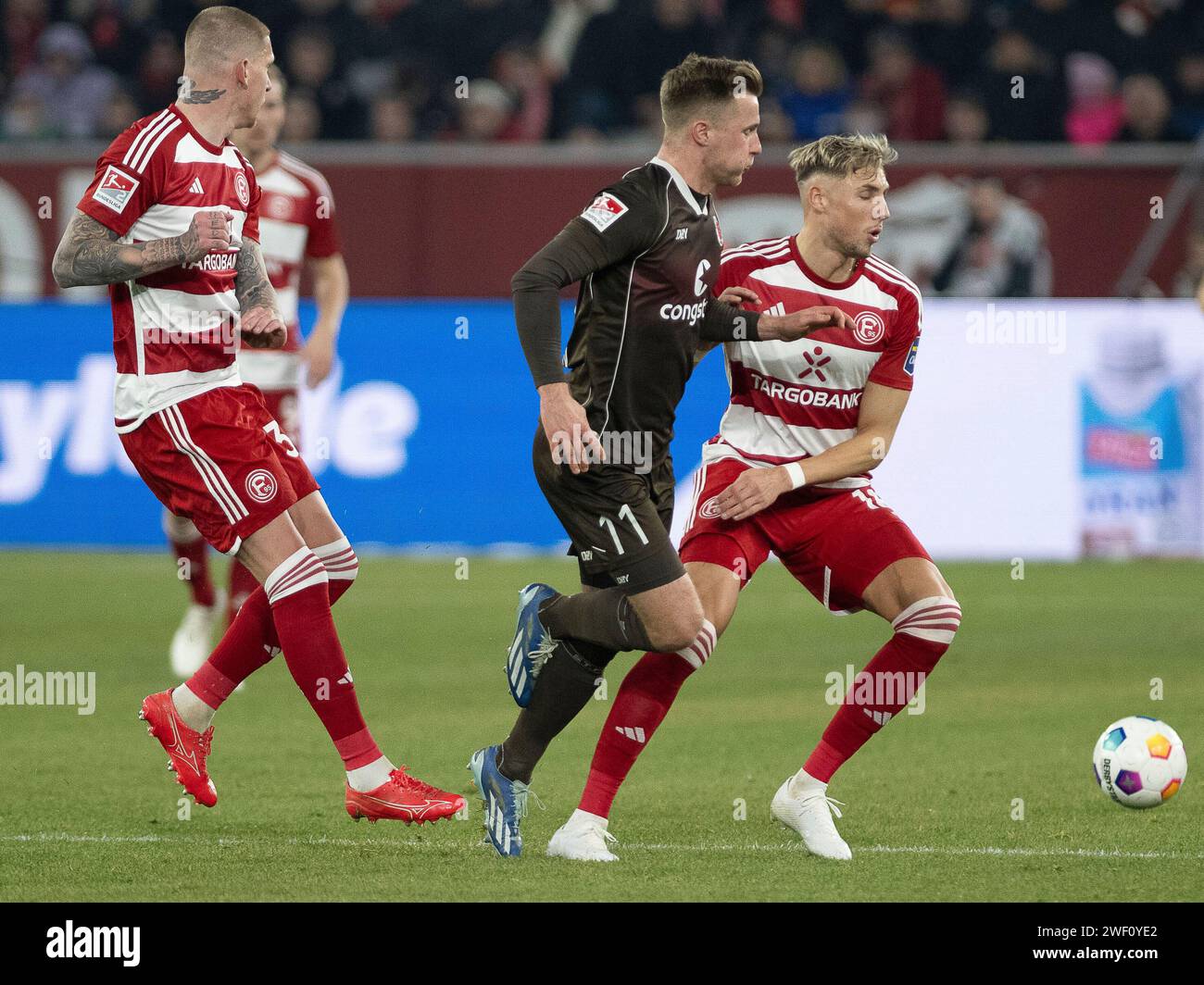 Johannes Eggestein (FC St. Pauli, #11) wird von Jordy de Wijs (Fortuna Duesseldorf, #30) und ...