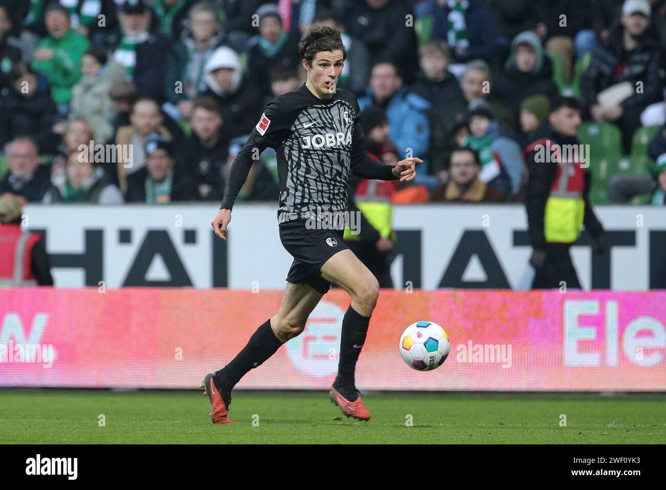 Bremen, Deutschland. 27th Jan, 2024. v.li.: Merlin Röhl (SC Freiburg ...