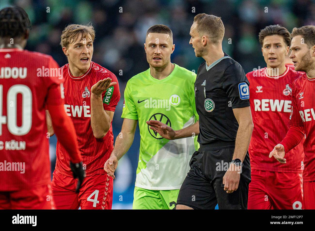 Diskussionen mit dem Schiedsrichter um ein vermeintliches Handspiel ...