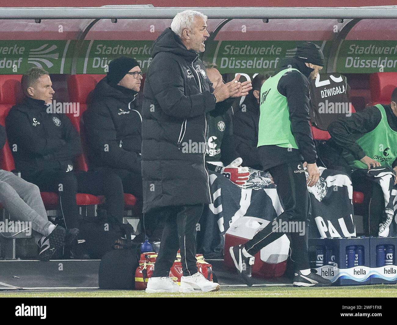 Peter Nemeth (FC St. Pauli, Co-Trainer), der den gelbgesperrten Fabian ...