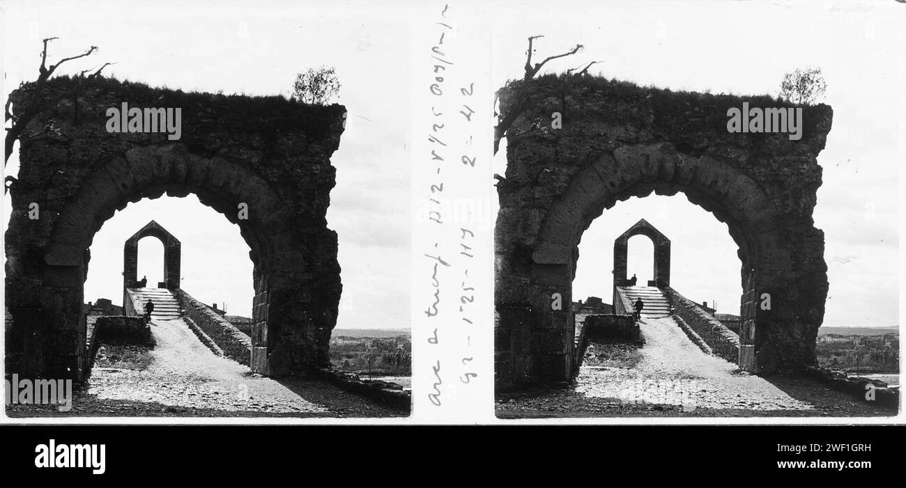 Arc de Triomf al pont Stock Photo - Alamy
