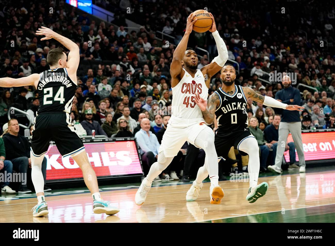Cleveland Cavaliers' Donovan Mitchell (45) drives to the basket against ...