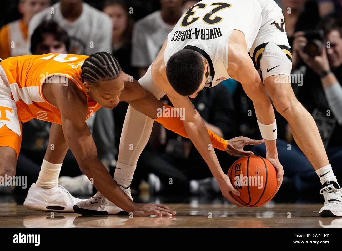 Tennessee guard Jordan Gainey (2) and Vanderbilt guard Jason Rivera ...