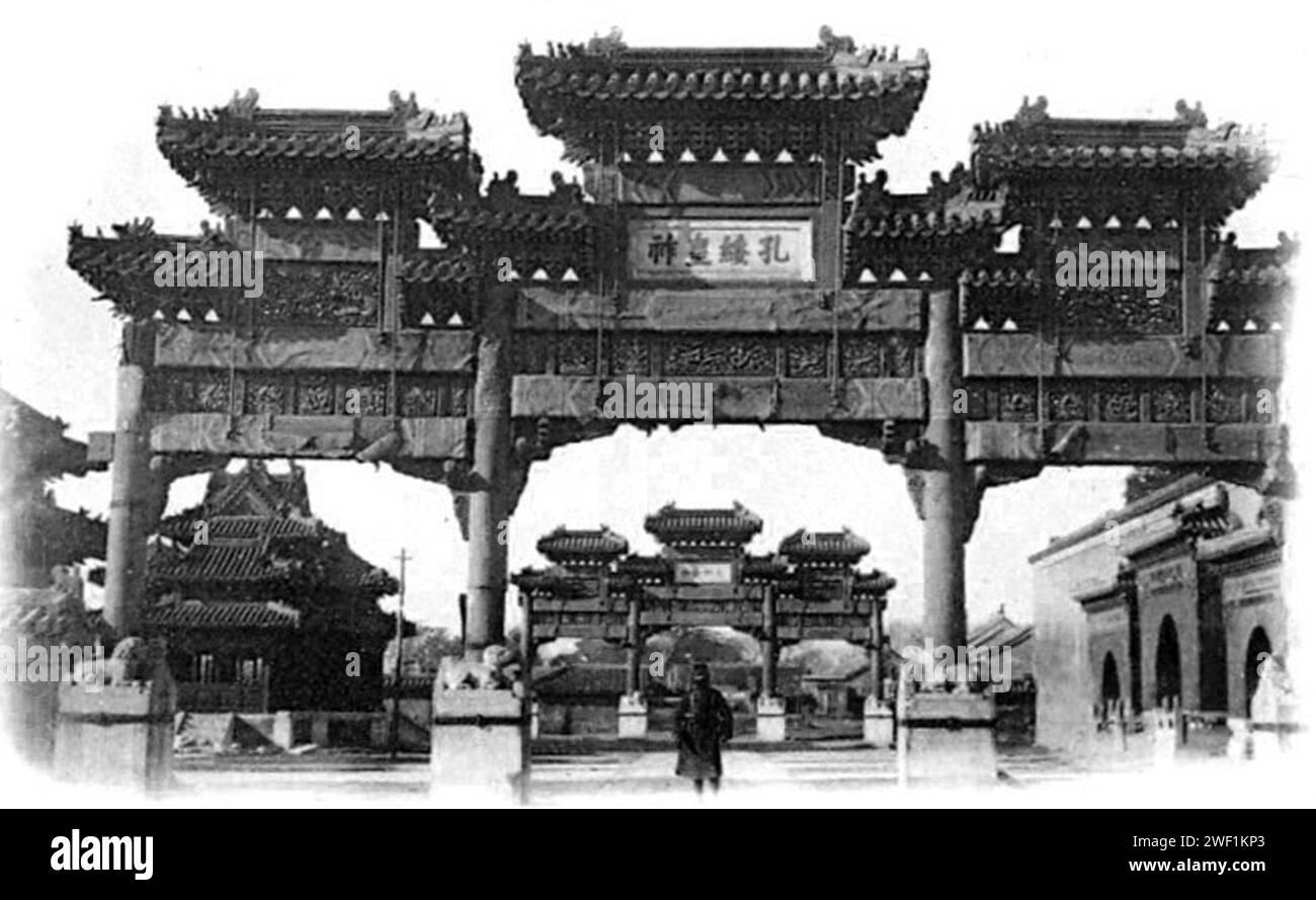 Arcs de triomphe, ou Paï-lou, au nord du Palais Impérial (2 Stock Photo ...