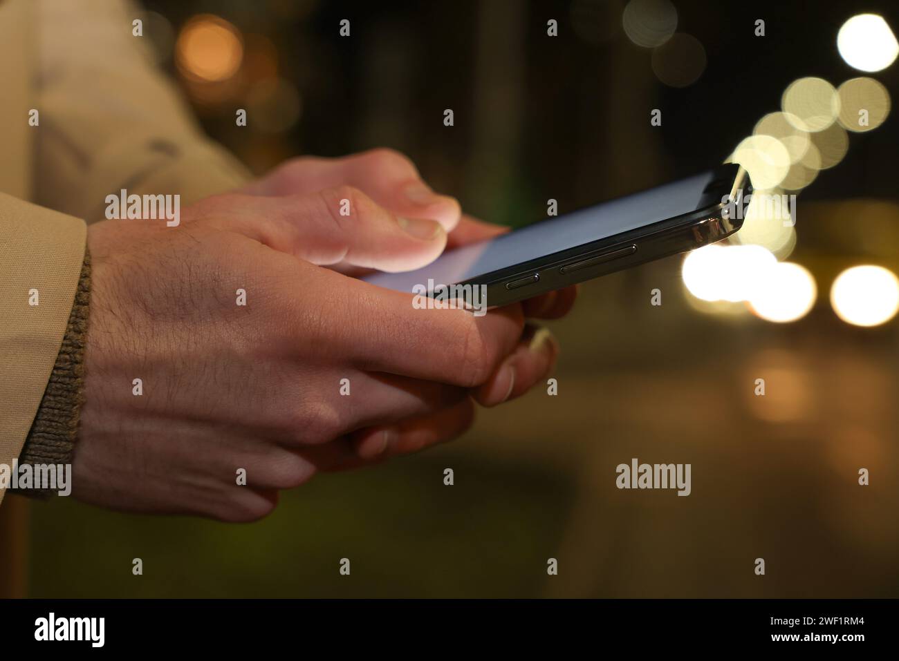 Man hand smartphone city lights hi-res stock photography and images - Alamy