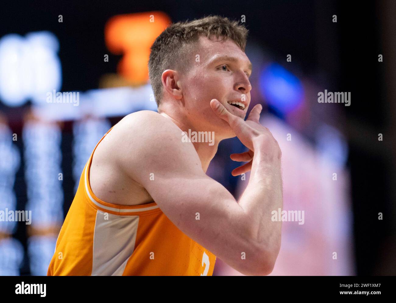 Nashville, Tennessee, USA. 27th Jan, 2024. Tennessee Volunteers guard Dalton Knecht (3 ...