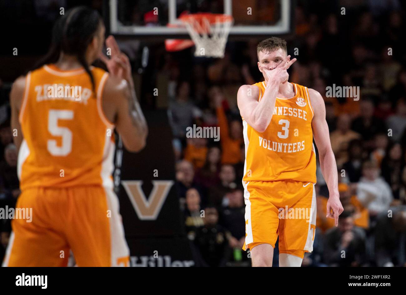 Nashville, Tennessee, USA. 27th Jan, 2024. Tennessee Volunteers guard Dalton Knecht (3 ...