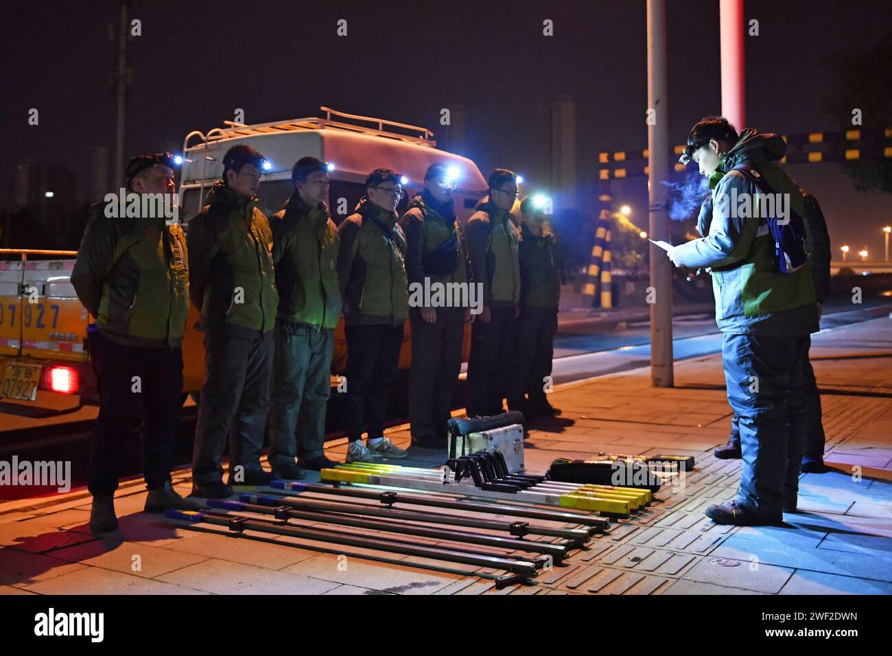 (240128) -- CHANGSHA, Jan. 28, 2024 (Xinhua) -- Staff members line up ...