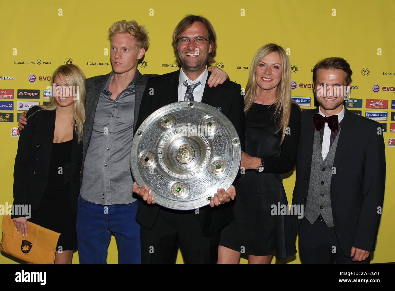 Trainer JŸrgen Klopp mit Meisterschale und Ehefrau Ulla , Sohn Marc ...