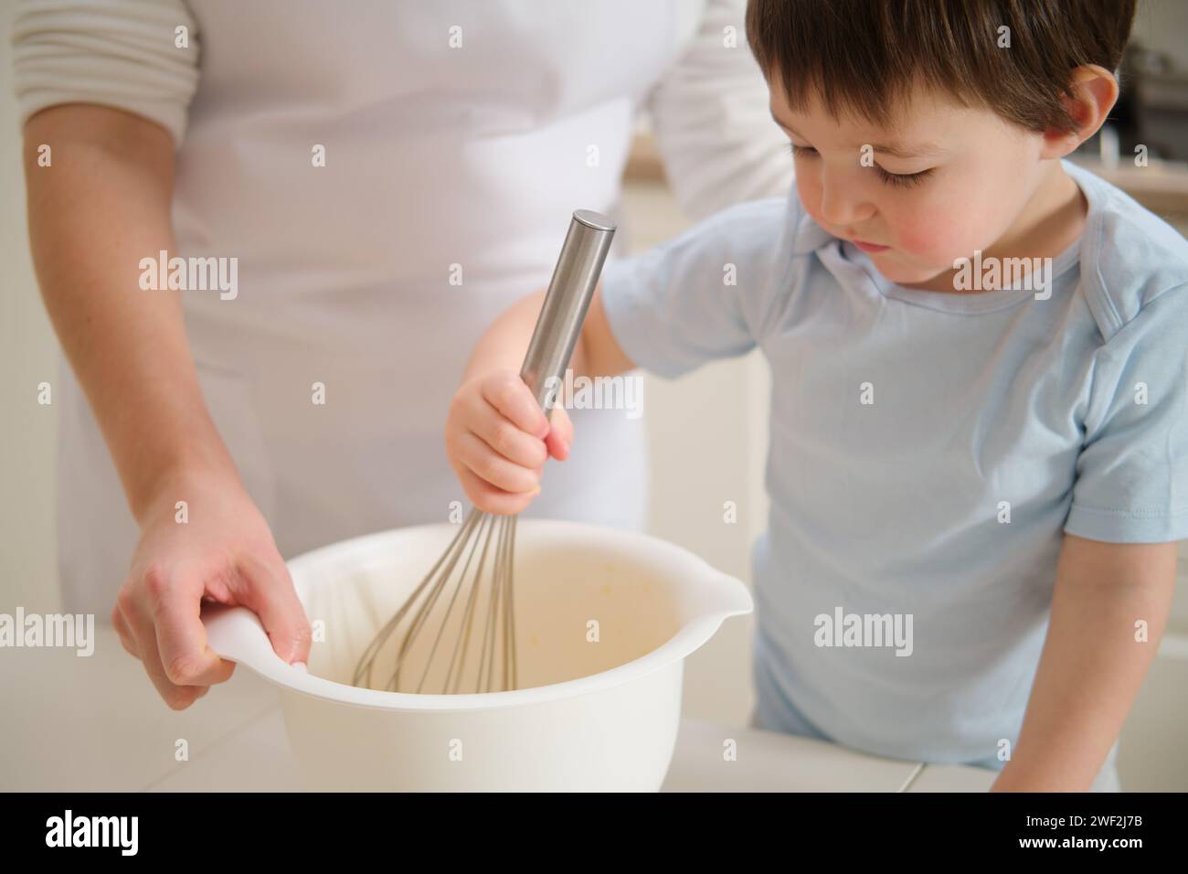 Child helping cook thanksgiving hi-res stock photography and images - Alamy