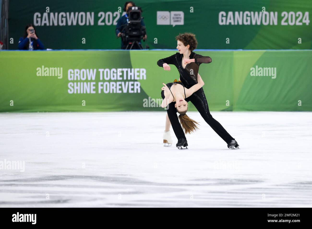 Gangneung, South Korea. 28th Jan, 2024. Olivia Ilin (below) and Dylan ...