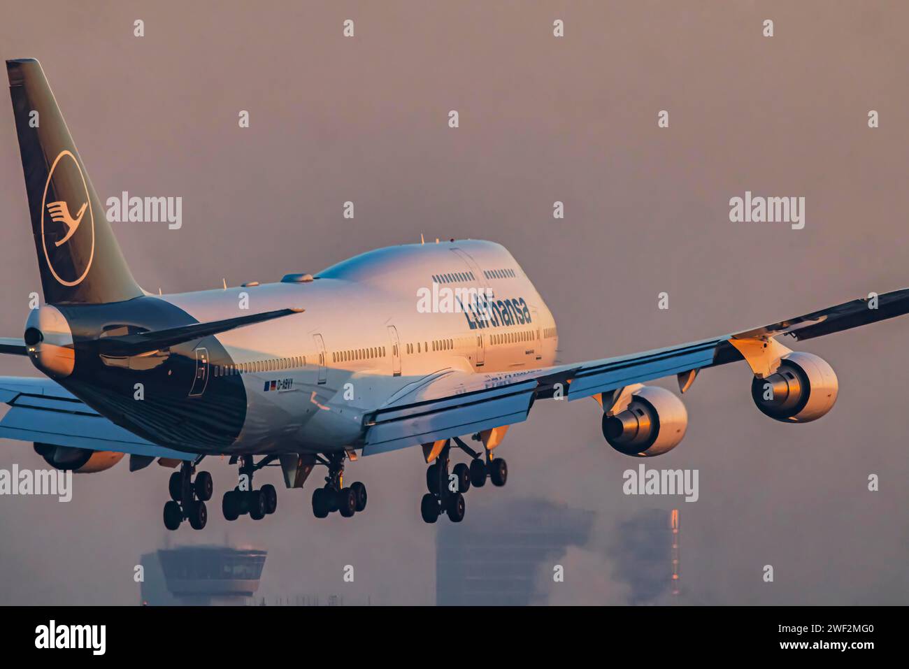 Aircraft approaching Frankfurt Airport in the early morning, Fraport ...
