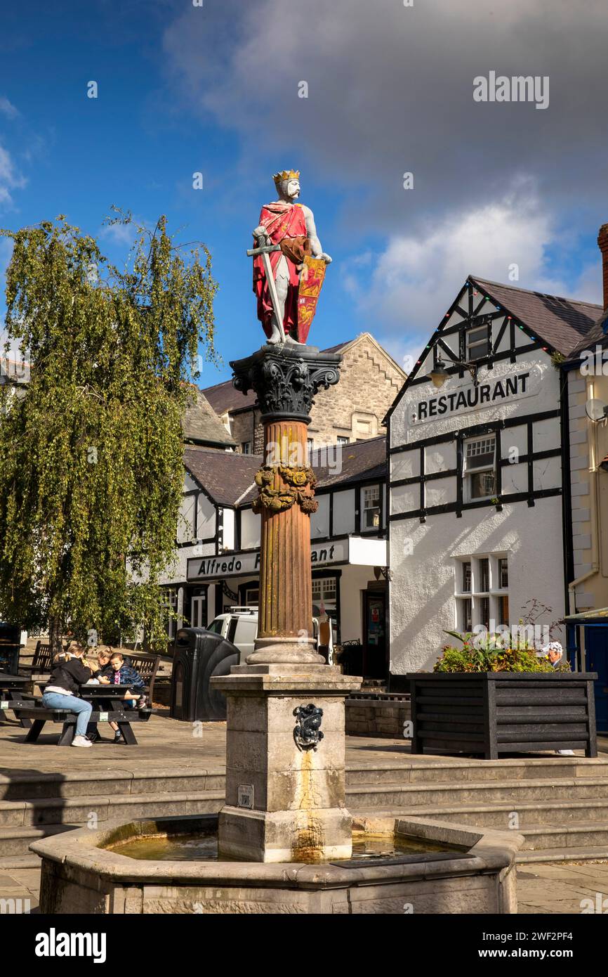 UK, Wales, Gwynedd, Conwy (Conway), town centre, Lancaster Square and ...