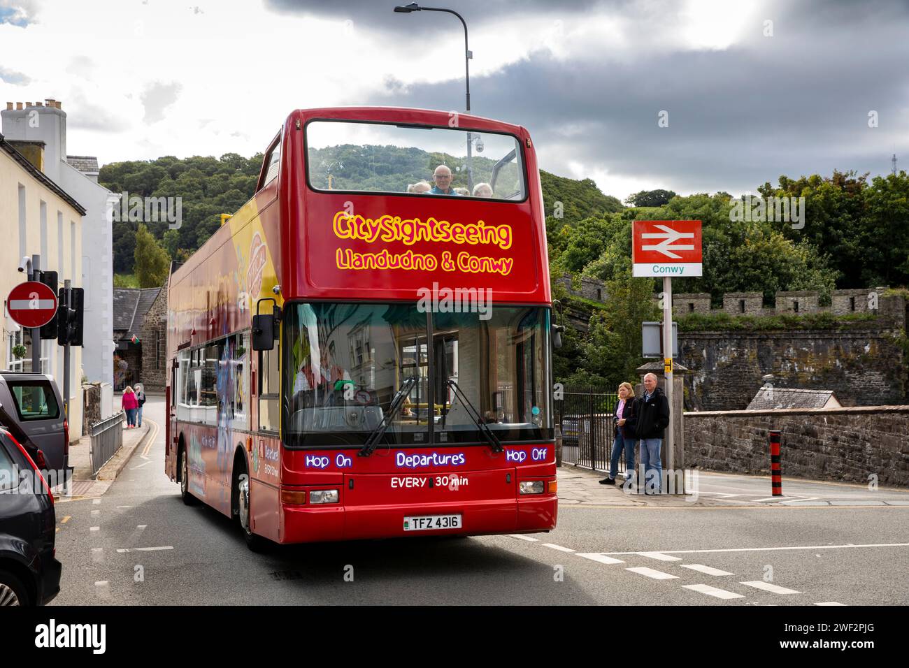 UK, Wales, Gwynedd, Conwy (Conway), town centre, Rose Hill Street, open ...