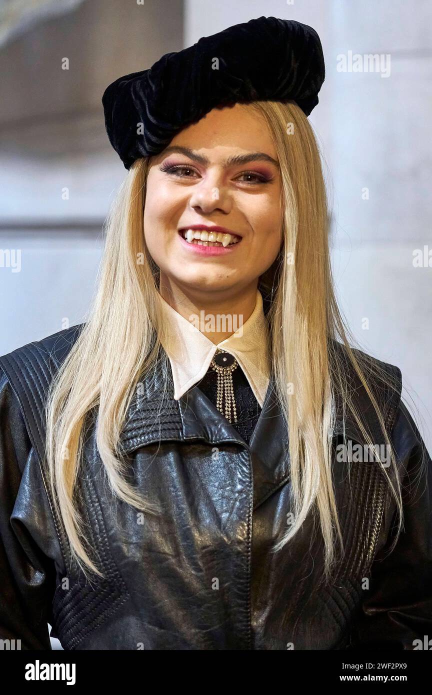 Holly Geddert bei Drehabreiten zum Film Hidden University - Ein Pakt ...