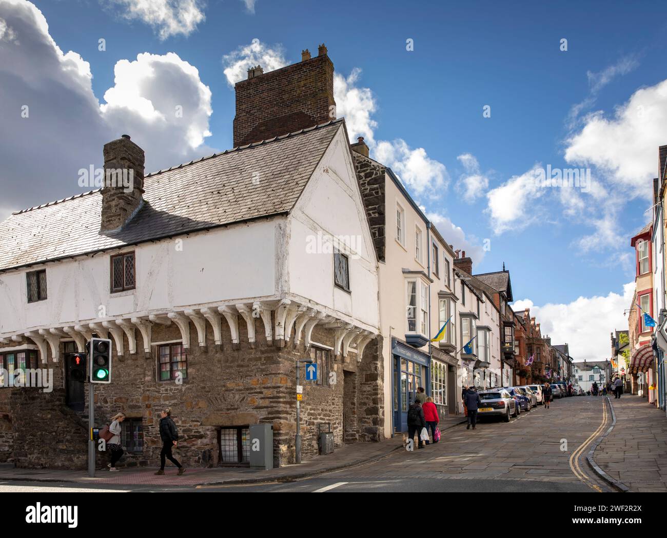 UK, Wales, Gwynedd, Conwy (Conway), town centre, High Street, Aberconwy ...