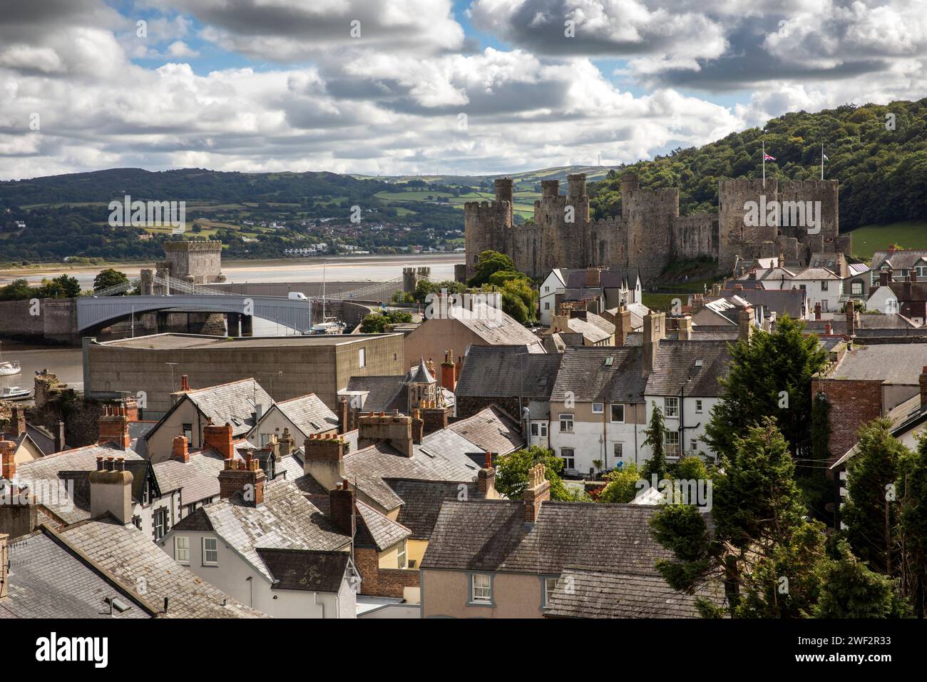 UK, Wales, Gwynedd, Conwy (Conway), town centre and castle from walls ...